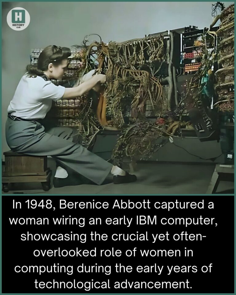woman wiring early ibm computer : Global Nerdy